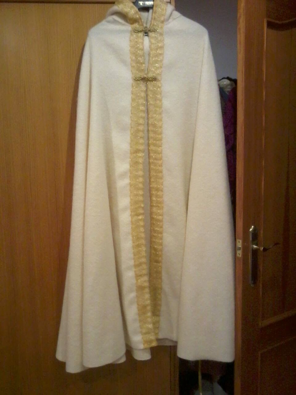 Capas Medievales: Capa blanca y dorada