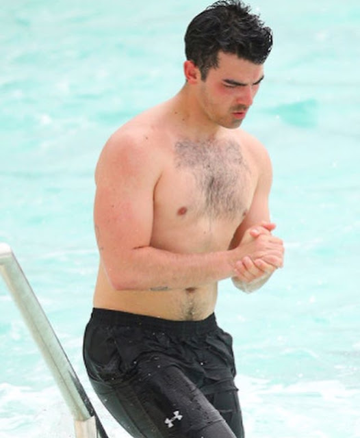 Alexis_Superfan's Shirtless Male Celebs: Joe Jonas shirtless in Australia