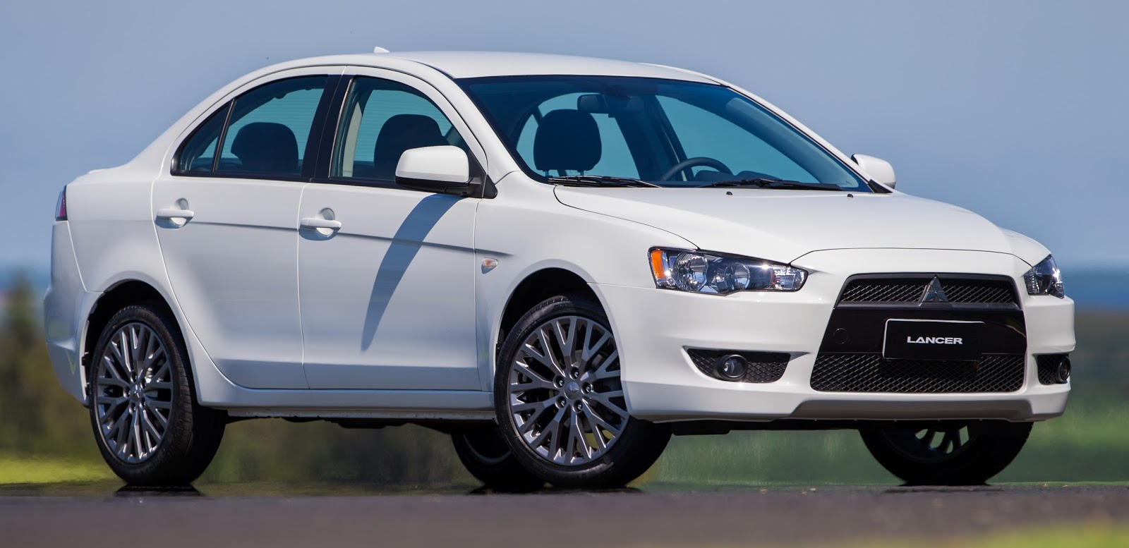 Mitsubishi Lancer estreia linha 2018 com duas versões