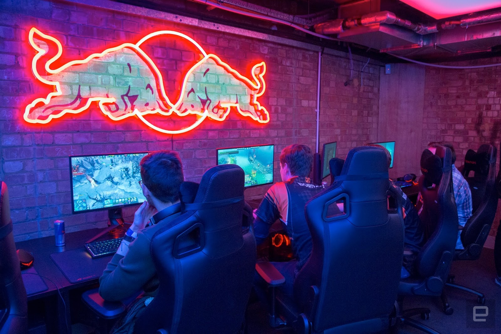 Red Bull construyó una barra de eSports subterránea en Londres