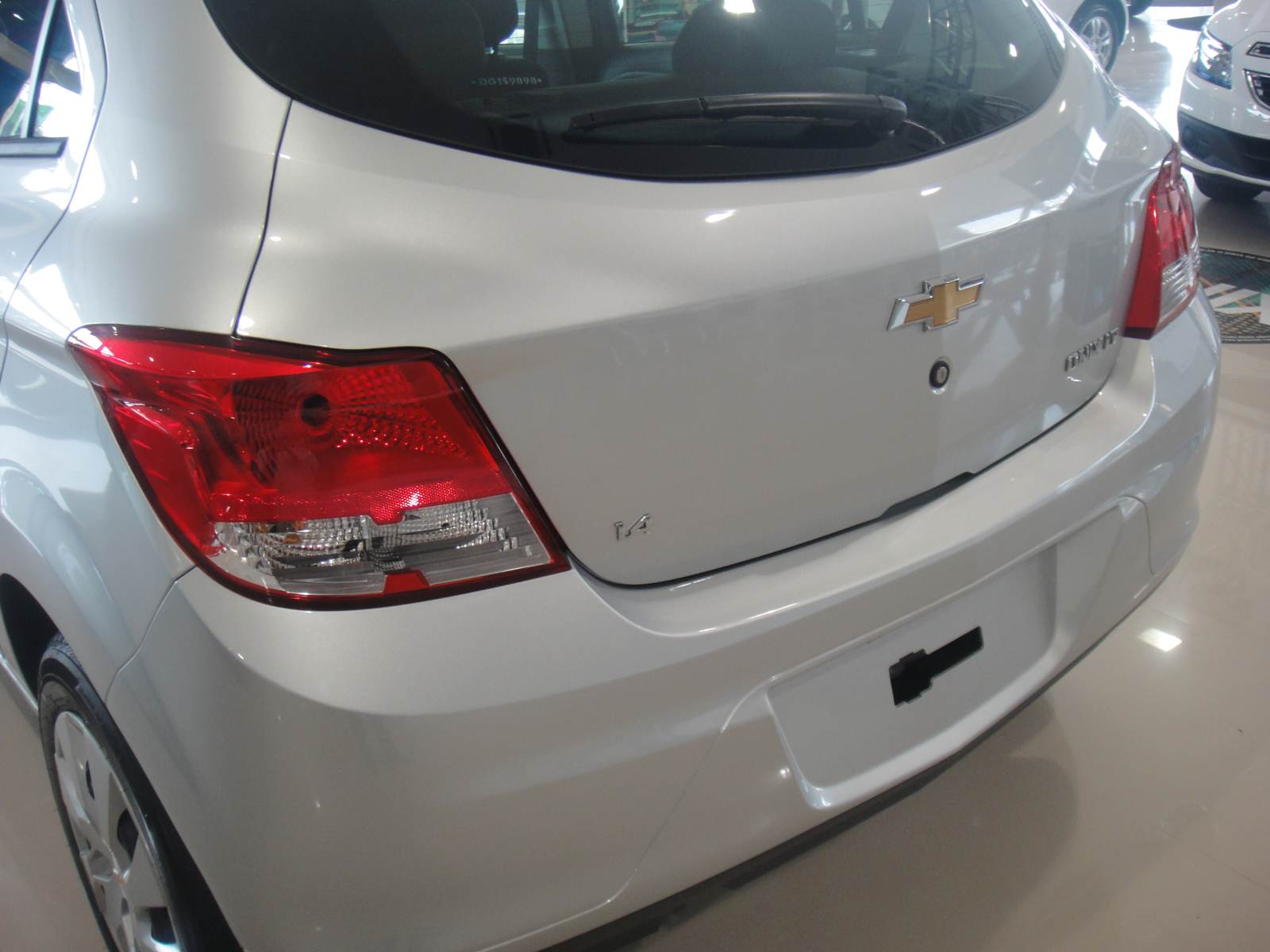 Fotos e vídeo do Chevrolet Onix LT 1.4 Prata Switchblade