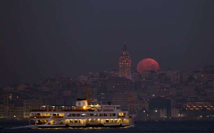 Supermoon rises over in Istanbul