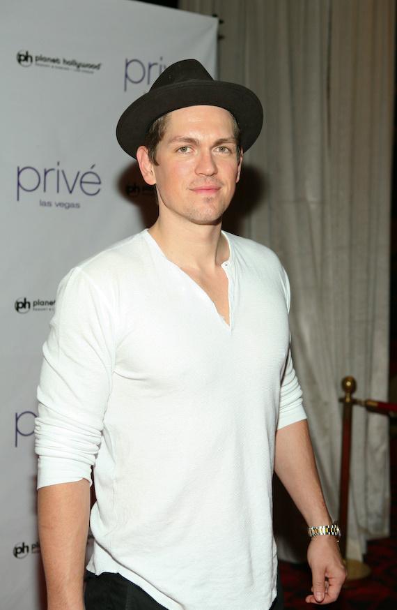 Steve Howey Photos | Tv Series Posters and Cast