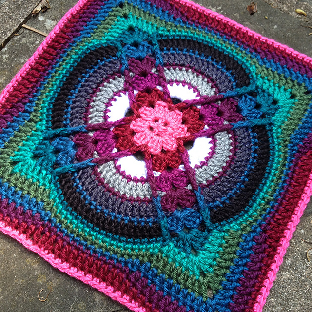 KUFER z artystycznym rękodziełem : Kolorowe kwadraty szydełkiem - tutoriale