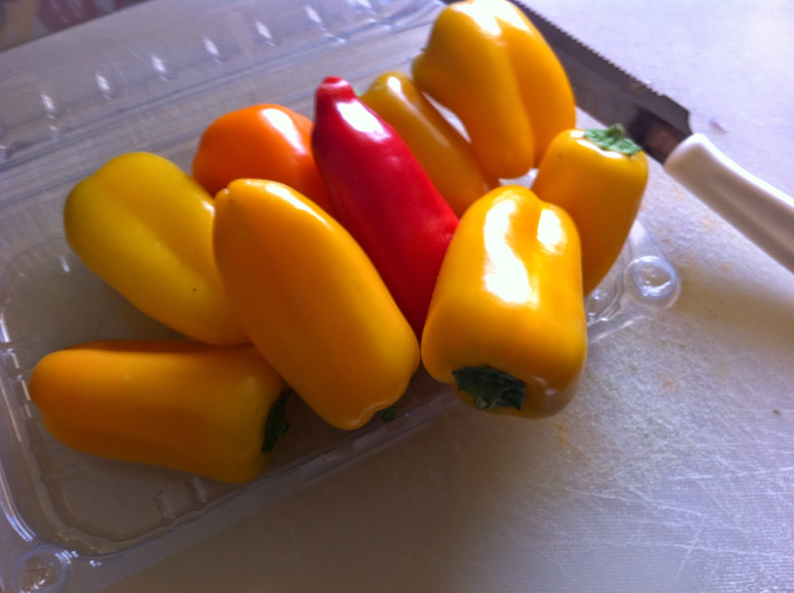 SQUISITO: MINI PEPERONCINI DOLCI CON CAPPERI, ALICI E OLIVE NERE