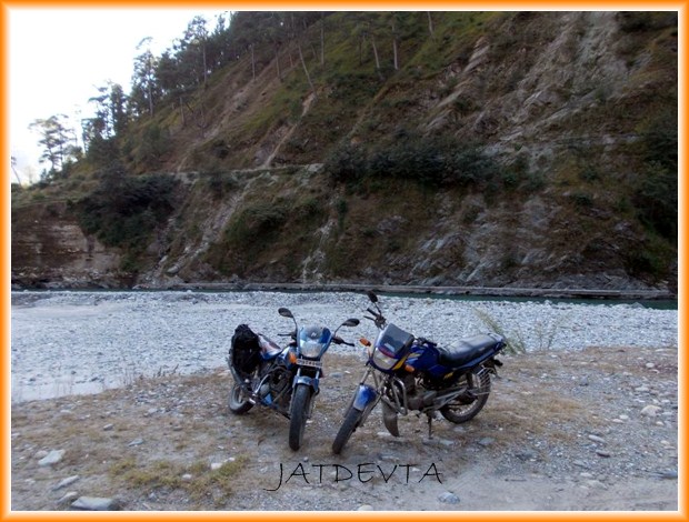 Travelogues in Hindi : Vaan to Aadi Badri वाण गाँव की दुकान का ताला ...