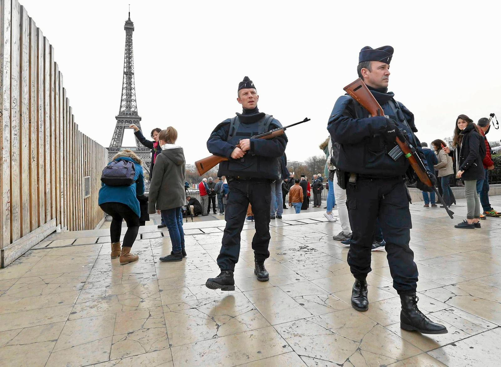 daily timewaster: Le Mini 14 is a gun used by the French police! Zut ...