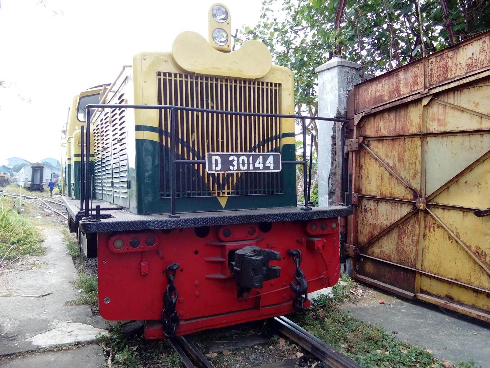 Kereta Api Indonesia: Melihat Langsiran Lokomotif D301 44 di Balai Yasa Pengok Yogyakarta (Foto ...