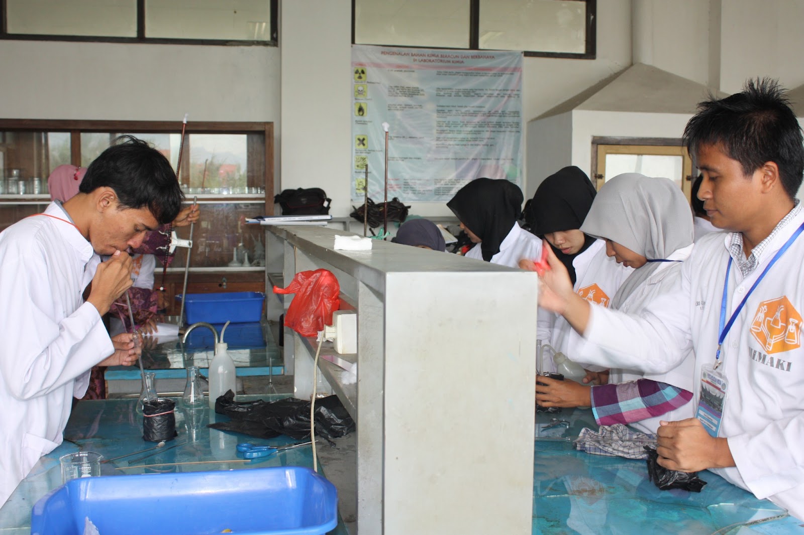 Tumbuhan Obat dan Sains: Kegiatan di Laboratorium Kimia UNP
