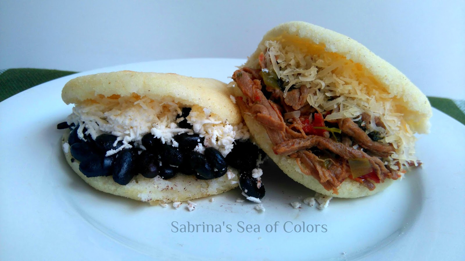 Arepas asadas tradicionales con pabellón - Sabrina´s Sea of Colors