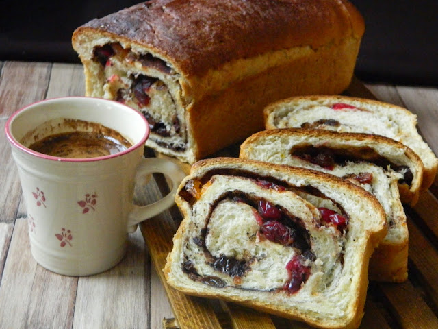 Weekend Passion: Cozonac de post cu fructe si cacao