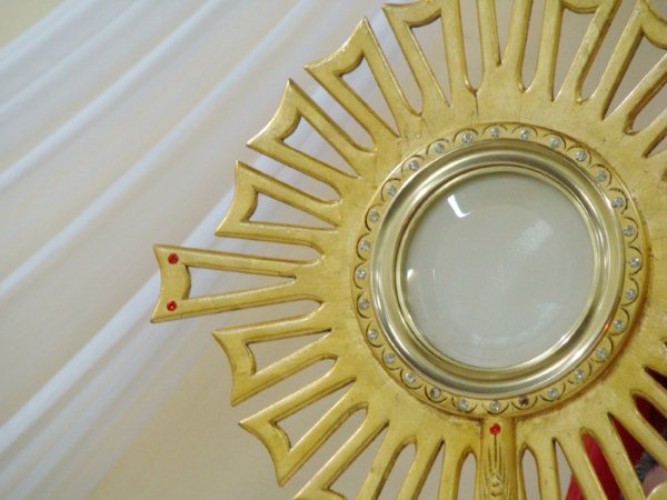 Aprendendo a Doutrina Católica: Como entender Cristo na Hóstia Consagrada