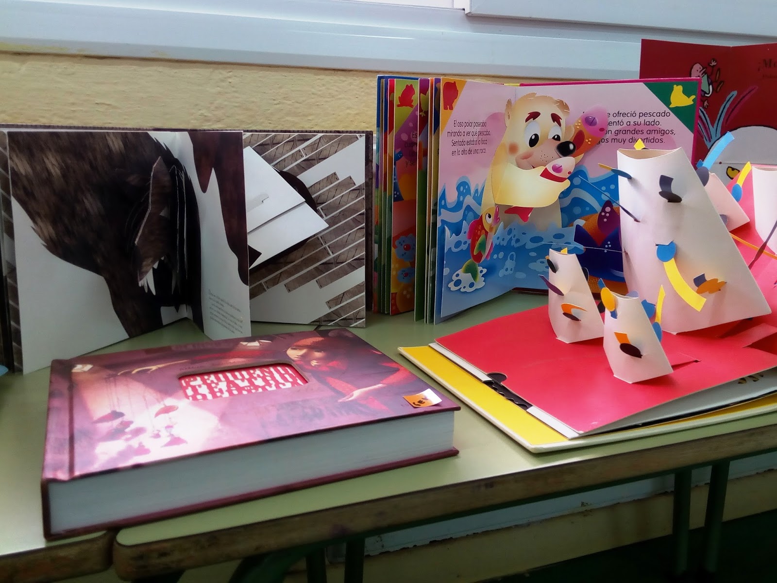 LEO: Exposición de cuentos pop-up. Semana del Libro.