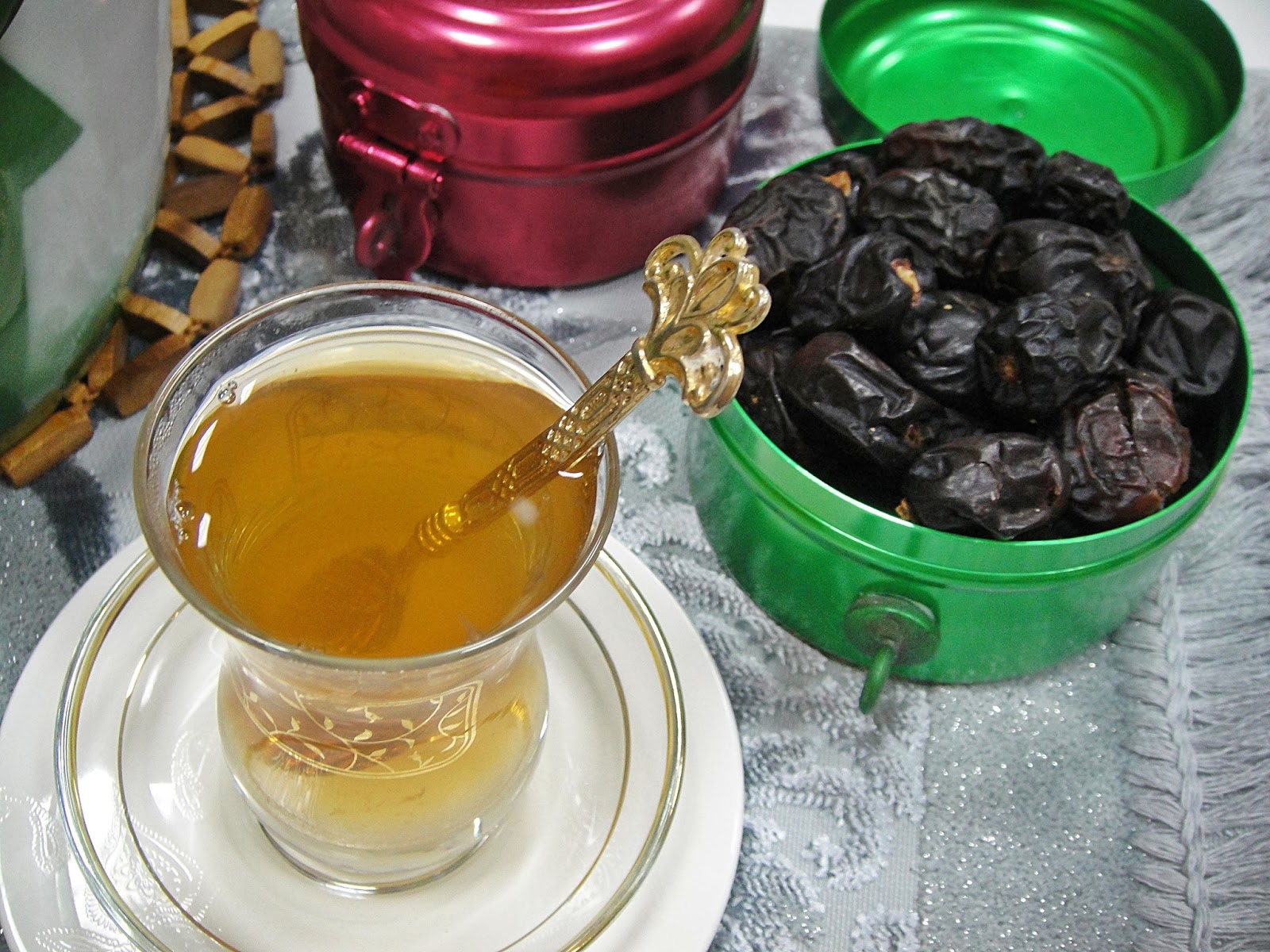 Maryam's Culinary Wonders: 555. Iraqi Noomi Tea