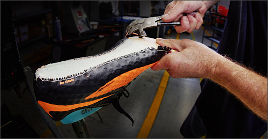 Review Sepatu Olahraga: Proses Pembuatan Sepatu Bola Nike Hypervenom di ...