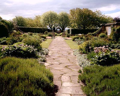 Mariam Rizwan: Gertrude Jekyll - Garden Designer
