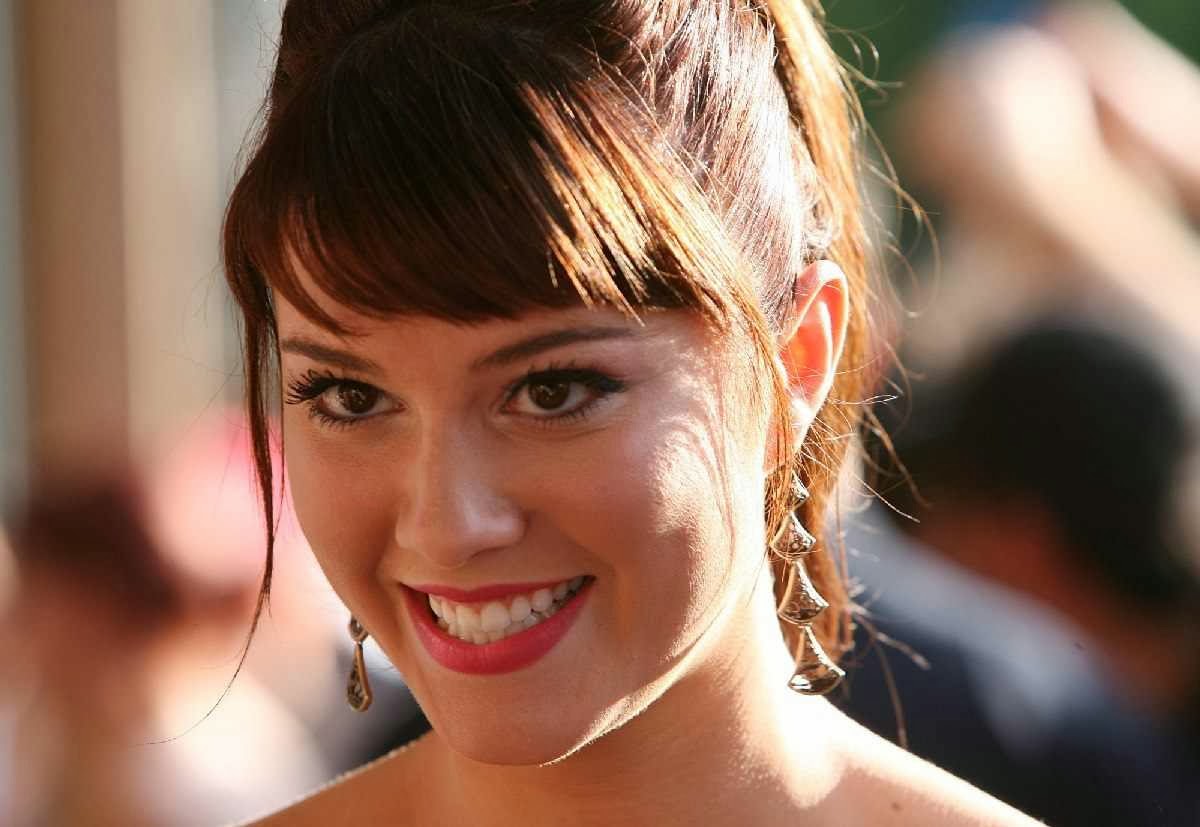 WORLD'S BEST MODEL: MARY ELIZABETH WINSTON