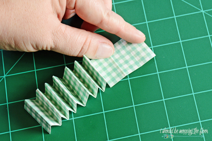 Free Printable Paper Mini Rosette Banner | i should be mopping the floor