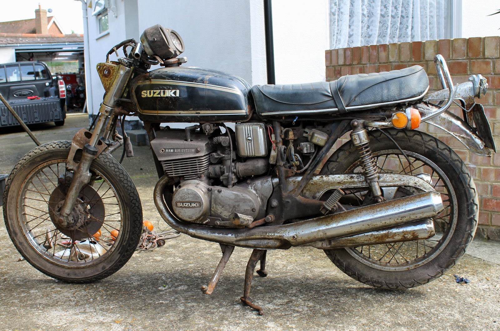 Motorcycle Restoration Projects UK: Suzuki GT380 1976