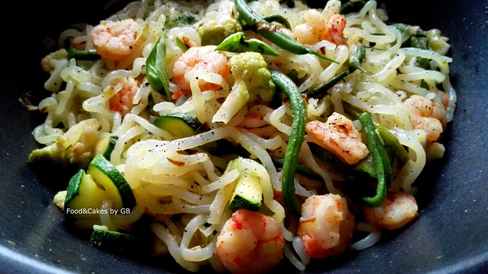 FOOD & CAKES: Konjac con gambas, judías verdes y brócoli en wok.