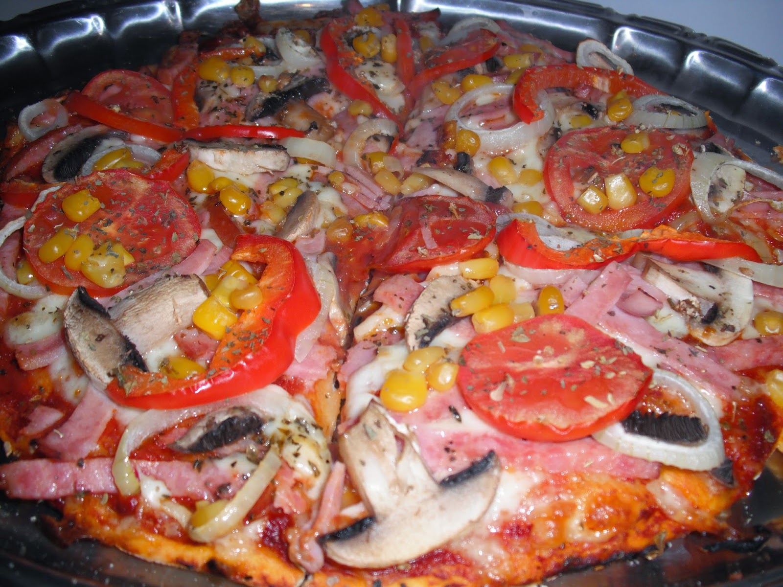 Retete simple,sanatoase si gustoase: Pizza cu de toate si blat subtire