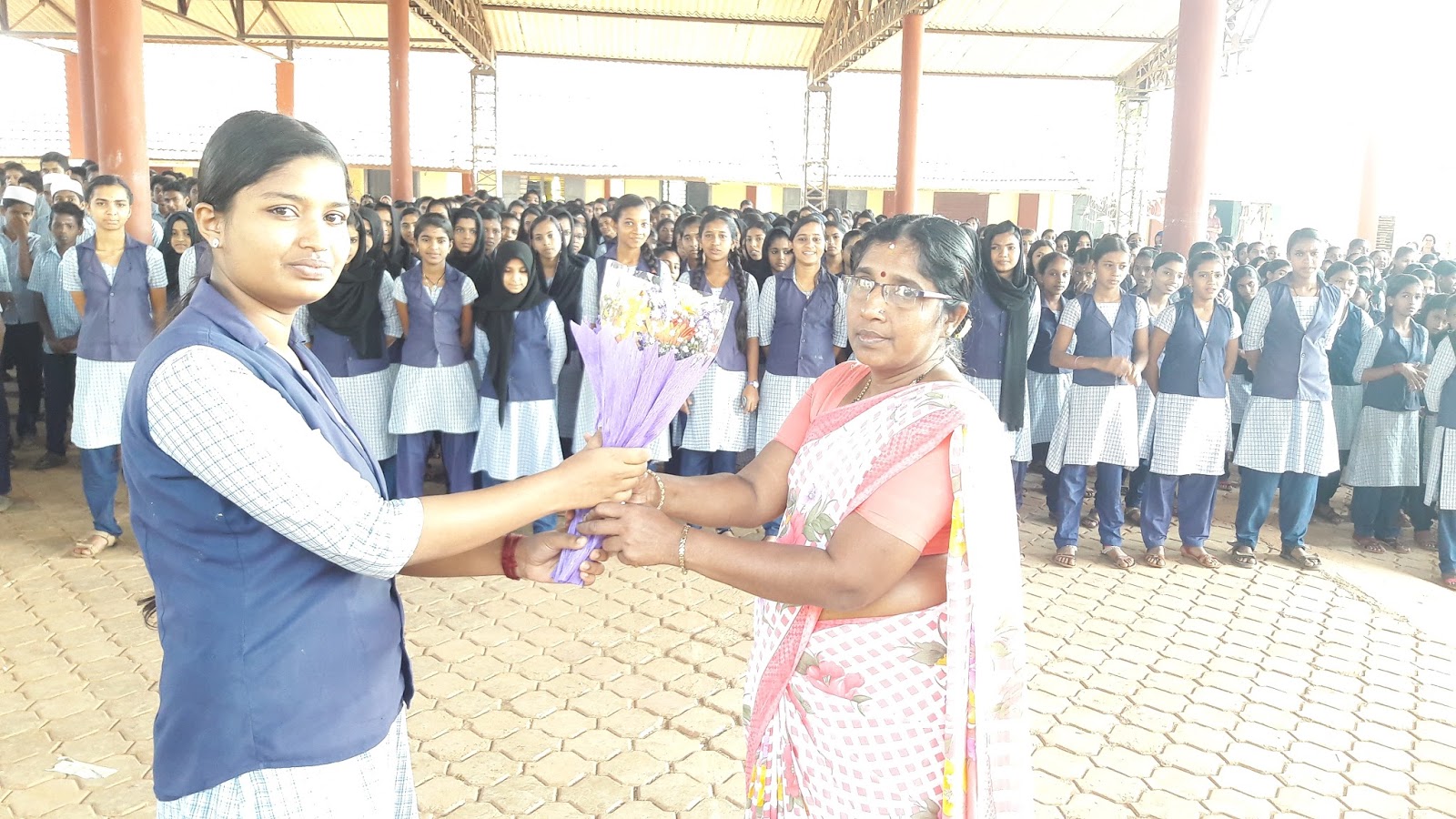 G.H.S.S. ADOOR: പദ്‌മ ടീച്ചര്‍ക്ക് സ്‌നേഹോഷ്‌മളമായ യാത്രയയപ്പ്