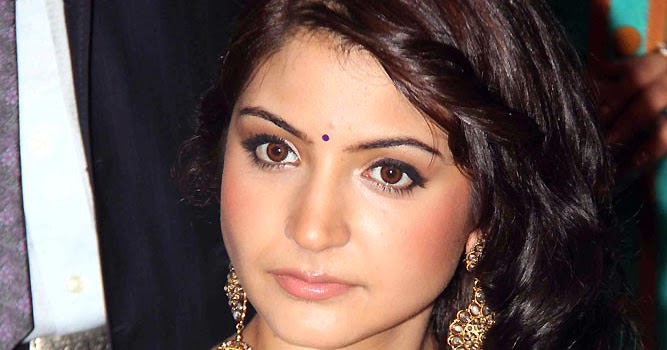 CELEBRITY PICS: Anushka Sharma Cleavage in Saree