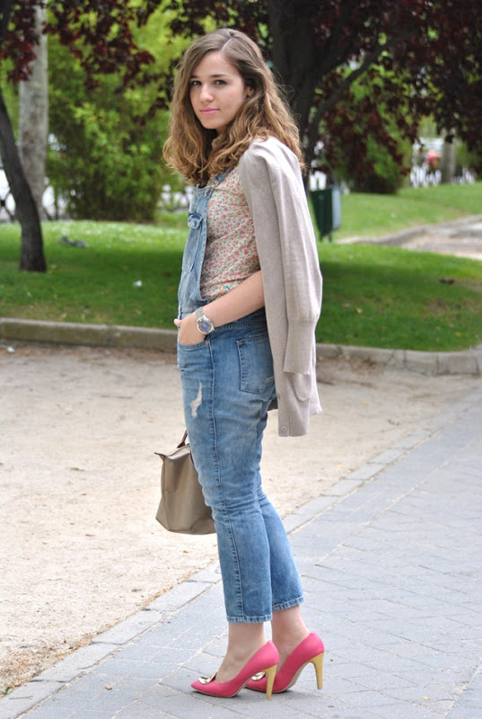 Chicas en camisa: #ElenaVidal Elena Vidal con peto y camisa de flores