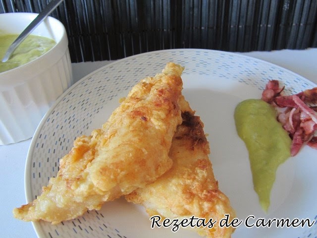 Filetes de perca con crema de espárragos y crujiente de bacon