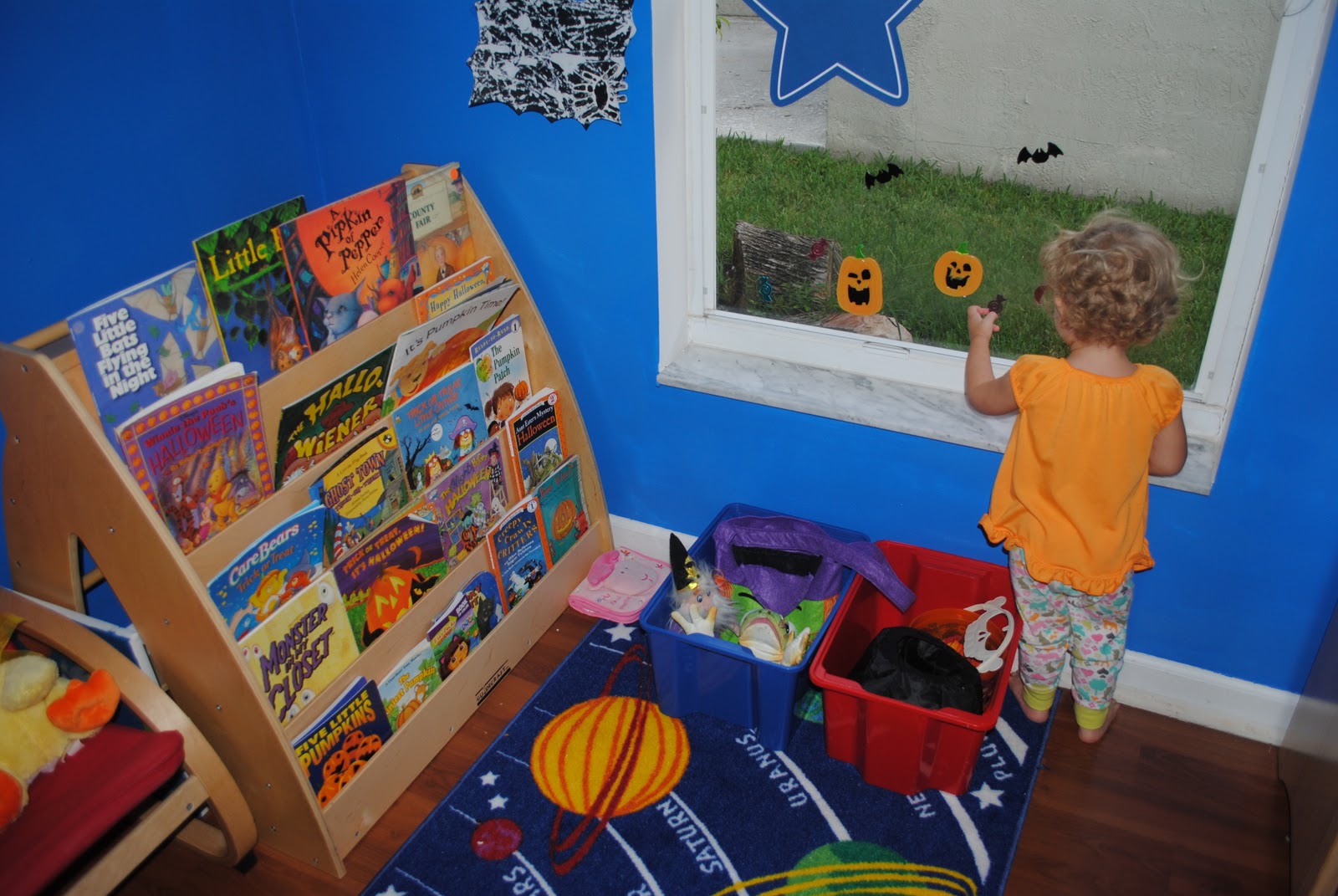 Guidecraft Universal Book Display and Storage - Our Potluck Family