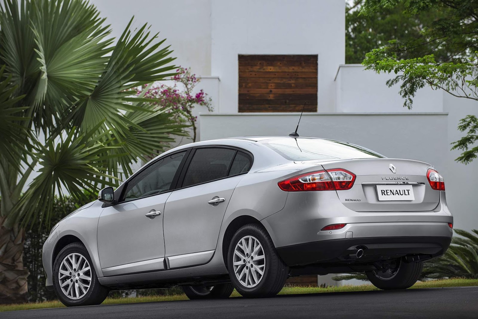 Renault Fluence sucumbe às vendas fracas e sai de linha