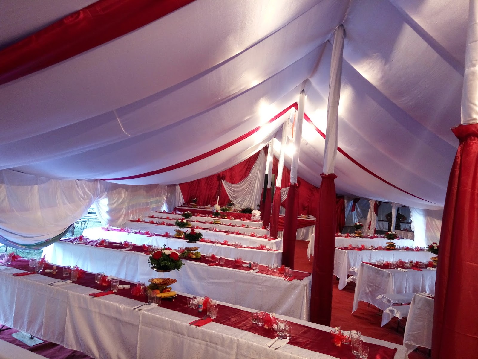 Nunta la tara: Nunta august 2017- Aranjament cort nunta alb si grena