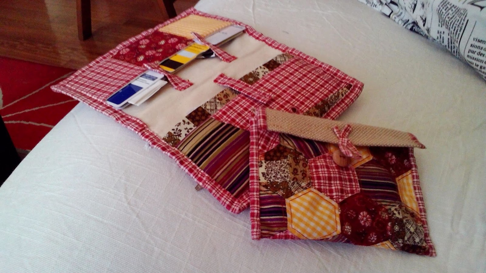 Manualidades Solidarias de TXARO con Tx: Patchwork: Monederos y fundas.