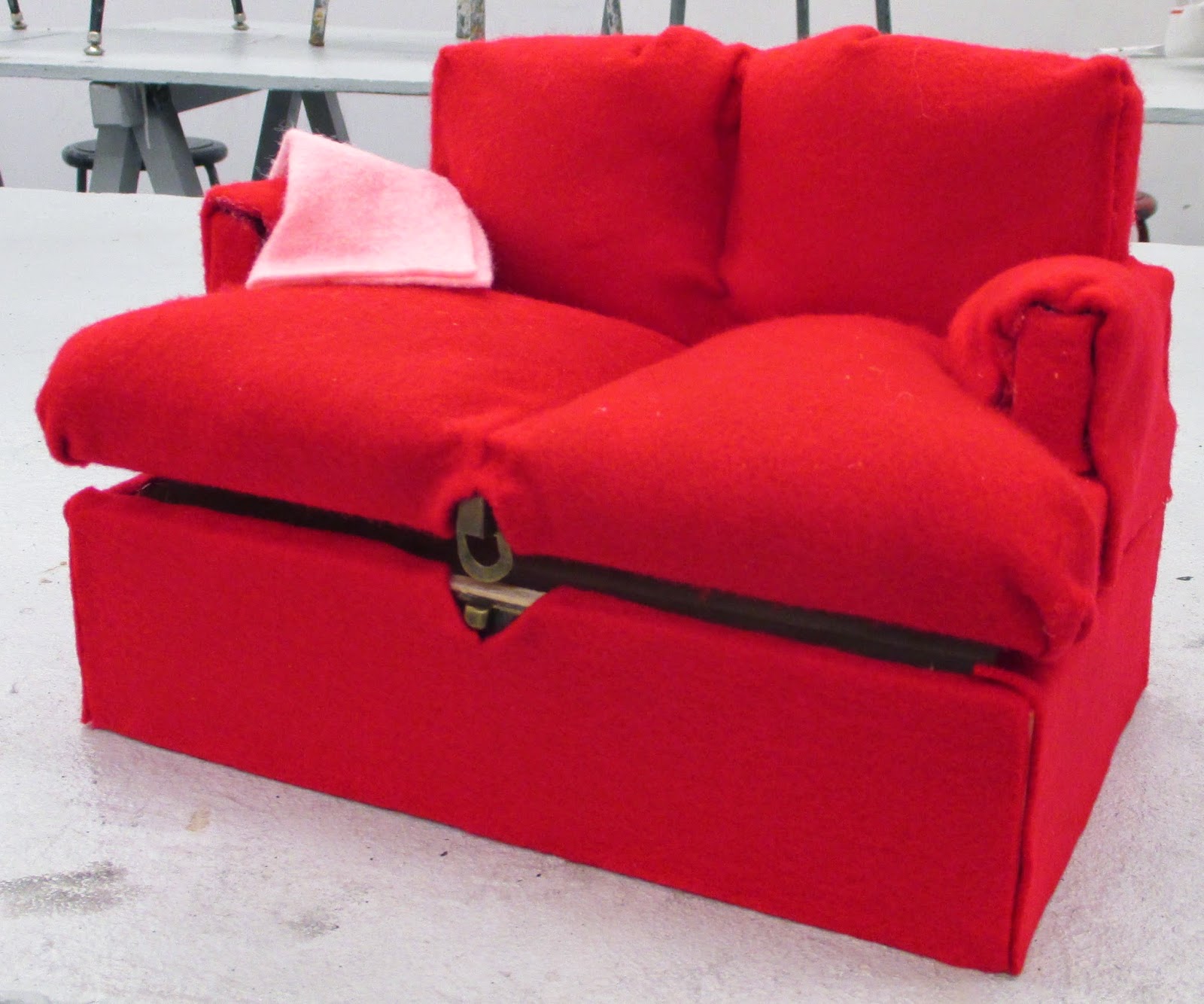 Un divan rouge et des secrets