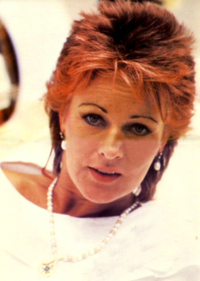 twistinthedark: I know there's something going on - Frida 1982