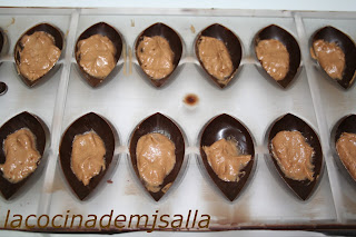 BOMBONES DECORADOS CON ORO Y ROJO BRILLANTES Y RELLENOS DE MOUSSE DE MANGO.