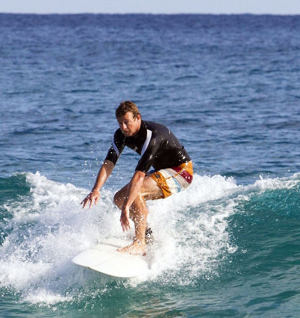 Simon Baker: Surfing in Sydney! | Hollywood Gossip 24