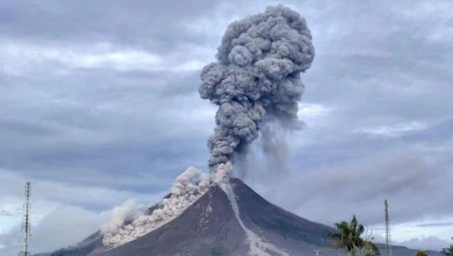 Beberapa waktu lalu terjadi peristiwa meletusnya Gunung Sinabung di ...