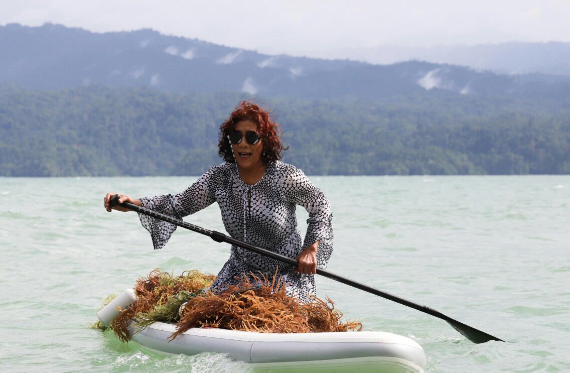 Ibu Susi Pudjiasuti Memanen Rumput Laut Distrik-Fak Timur