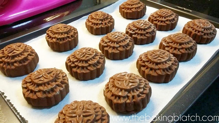 The Baking Biatch || by Cynthia Lim: Baked Chocolate Mooncake