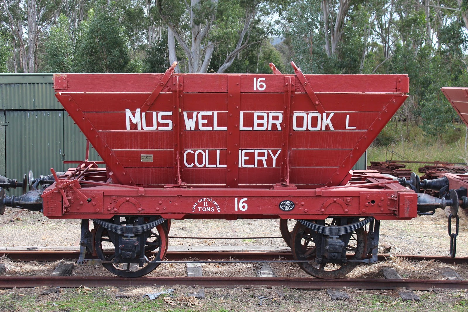 rusted2therails: Private non air coal hoppers