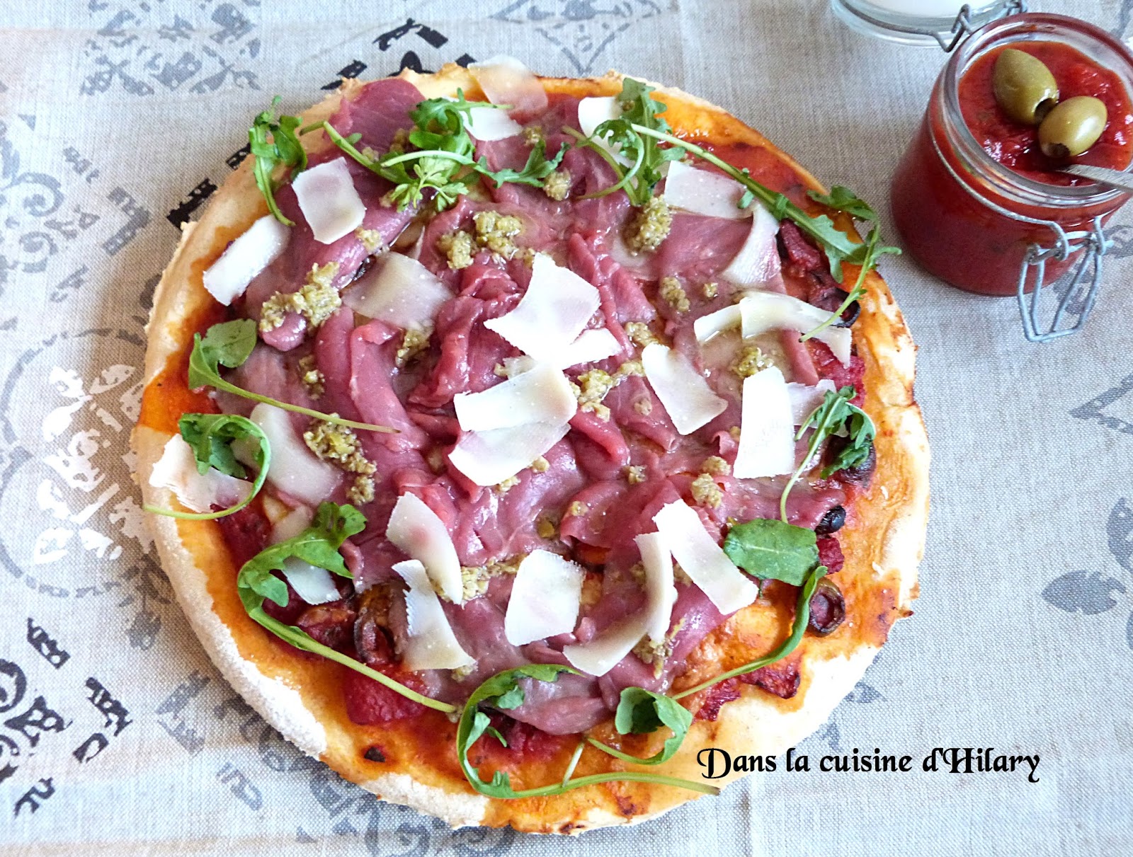 Dans la cuisine d'Hilary: Pizza au carpaccio de boeuf et olives vertes ...