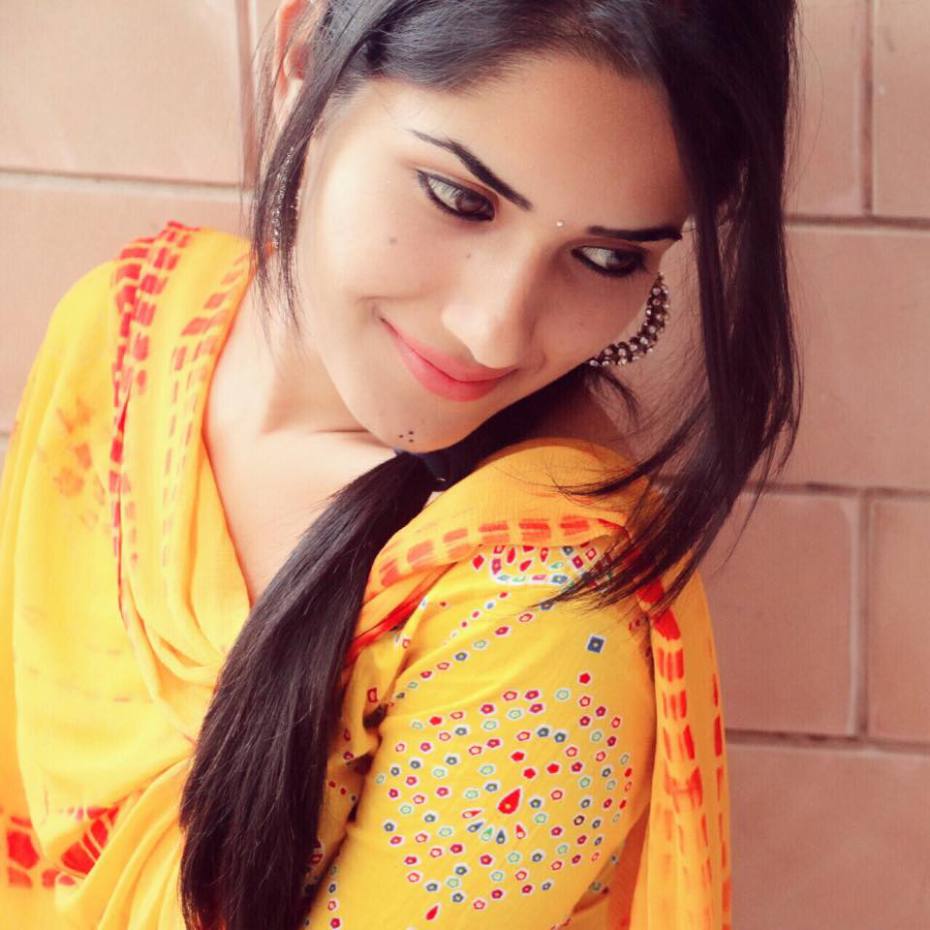 Amazing Look World : Model - Ruhani Sharma Punjabi Songs Model New Cool ...