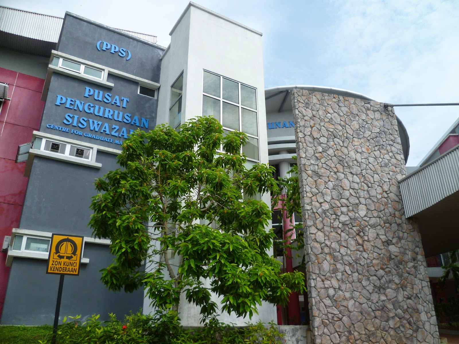 CLICK AND VIEW!: Bangunan-bangunan di UKM ( LOW ANGLE)