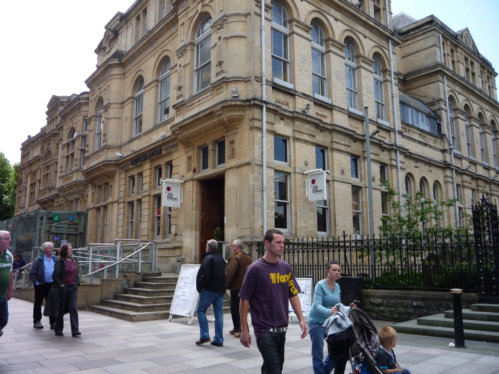 Cardiff Kitchen: 観光案内所（The Old Library in Cardiff)