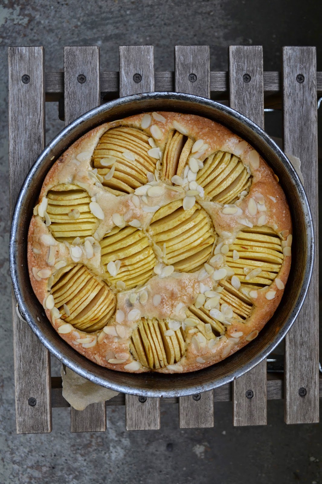 Klassischer Apfelkuchen mit Datteln und Ahornsirup - The Recipe Suitcase