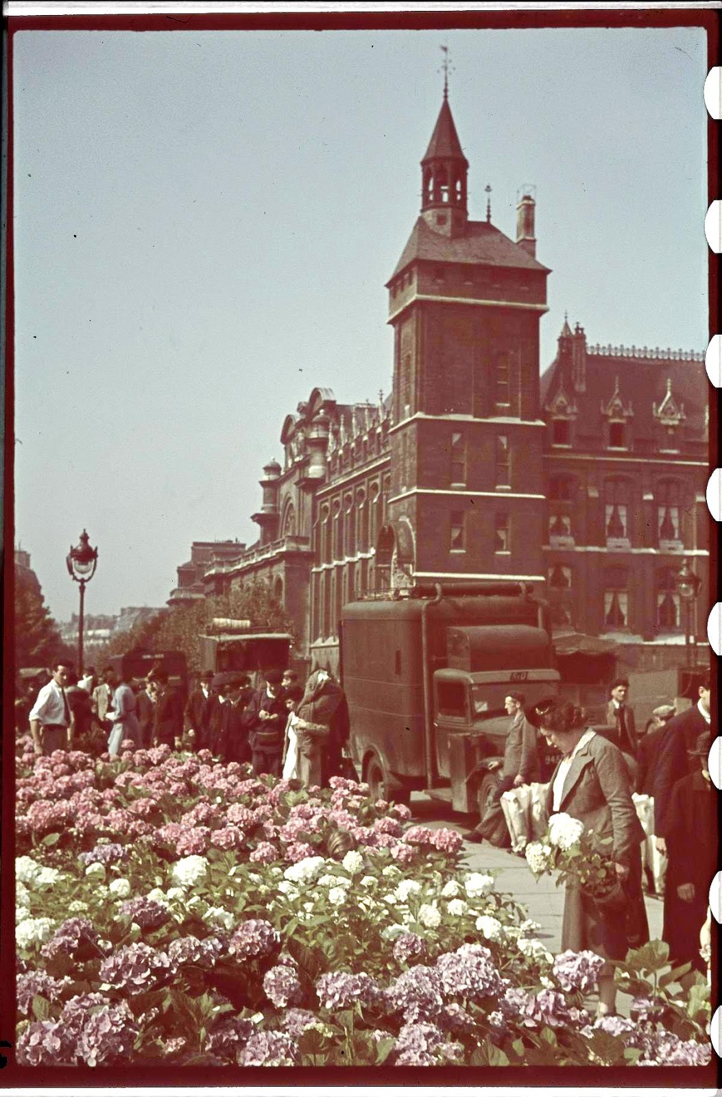 40 Fascinating Color Photographs That Capture Everyday Life on the ...