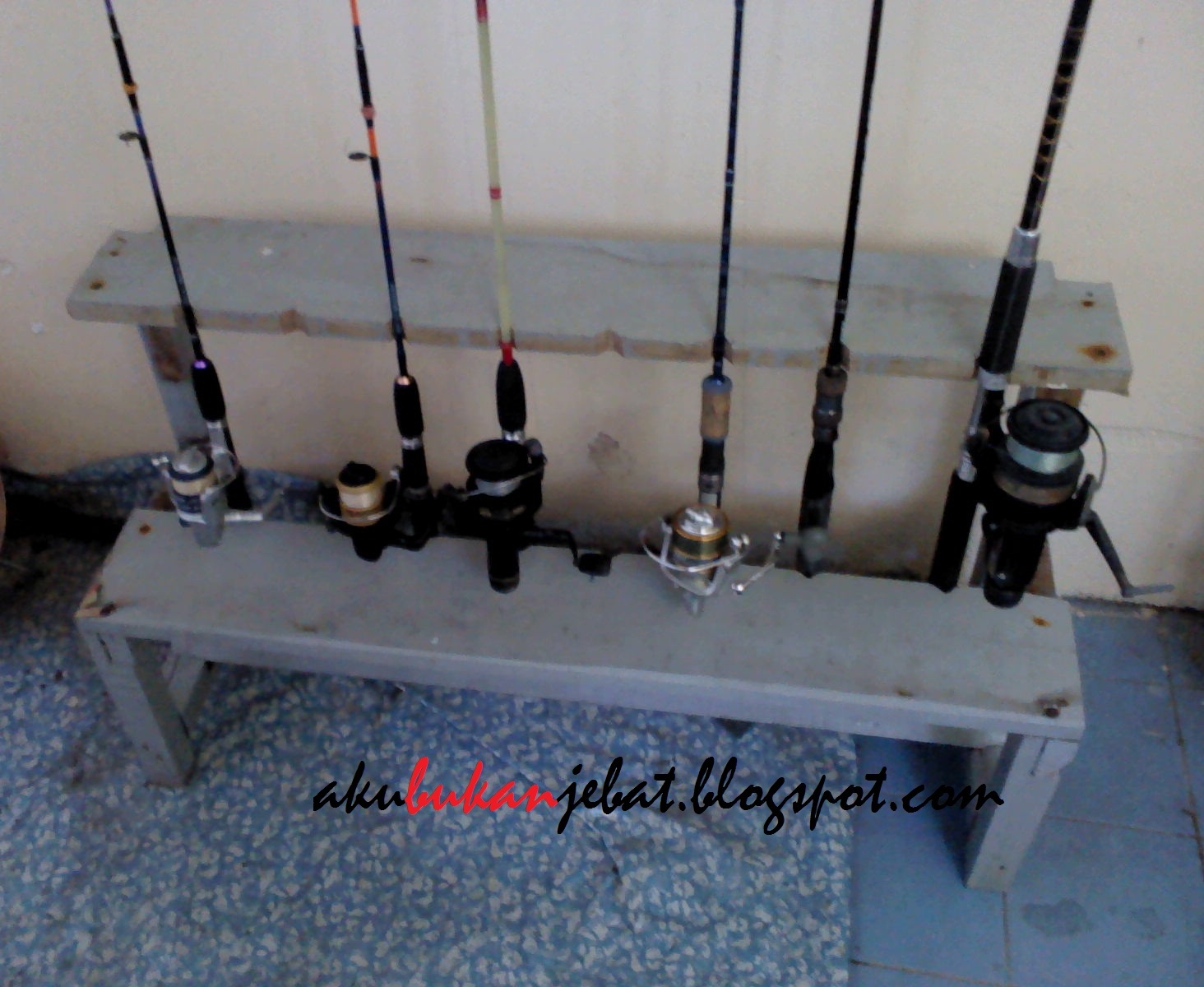 itu bukan aku: Membuat rak joran pancing cara malas