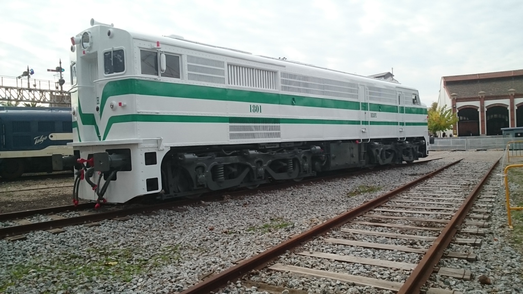 Rails sense fronteres: Locomotores Dièsel-elèctriques, sèrie 318 de Renfe.