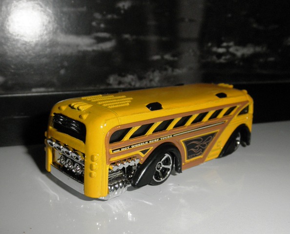 Bandit Minis: Surfin School Bus Mainline (2011)